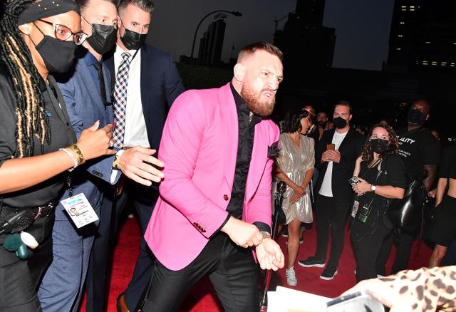 Megan Fox Rushed To Safety Amid MGK-Conor McGregor VMAs Red Carpet ...