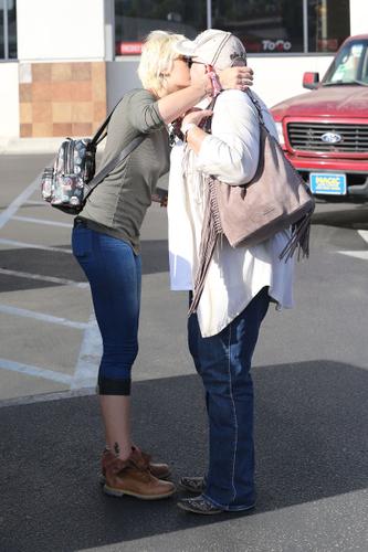 Paris Jackson Reunites With Estranged & Sick Mom Debbie Rowe