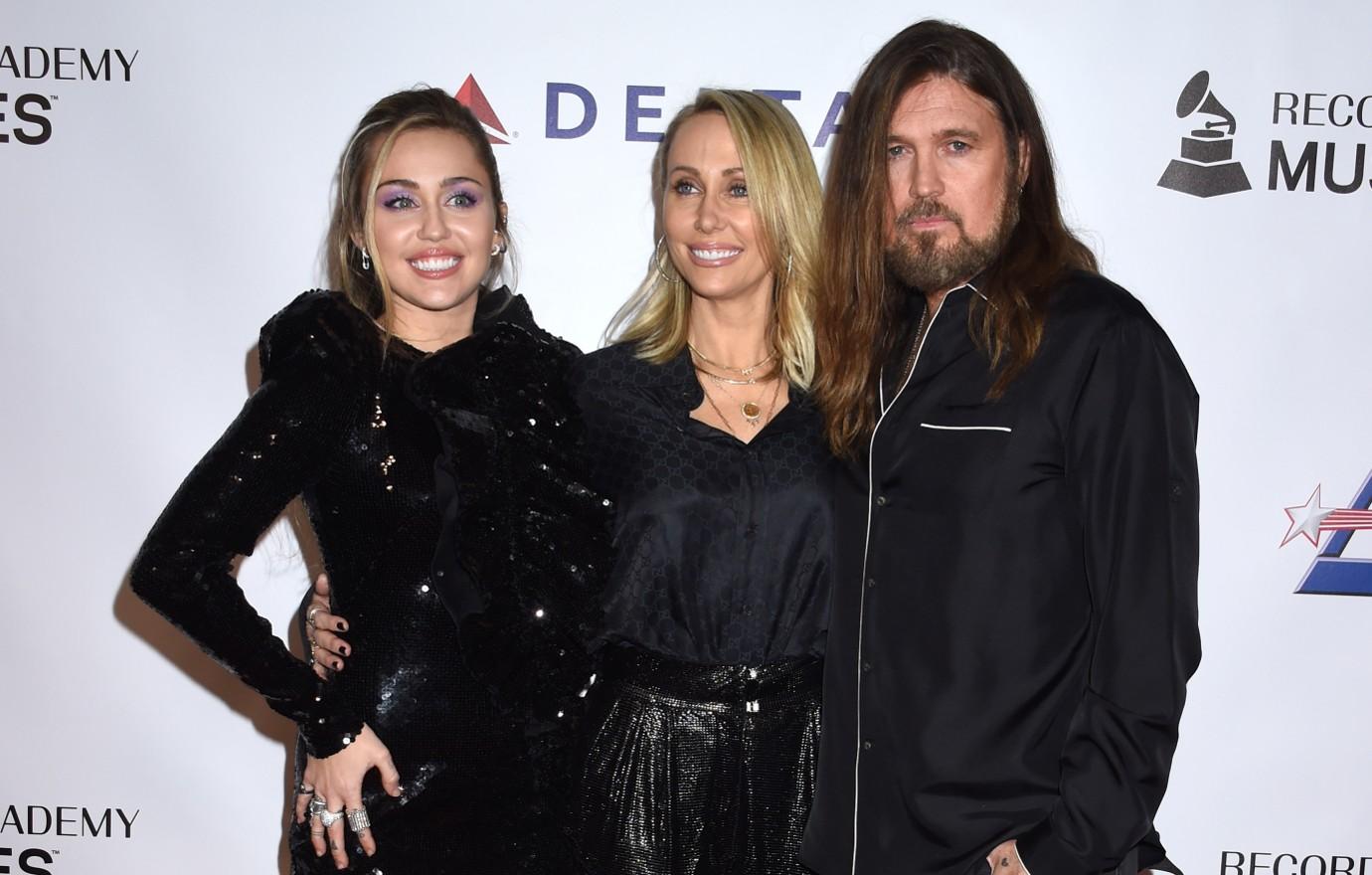 2025 - EXCLUSIVES'Ein riesiger Riss': Miley Cyrus schneidet ihrem Vater ...