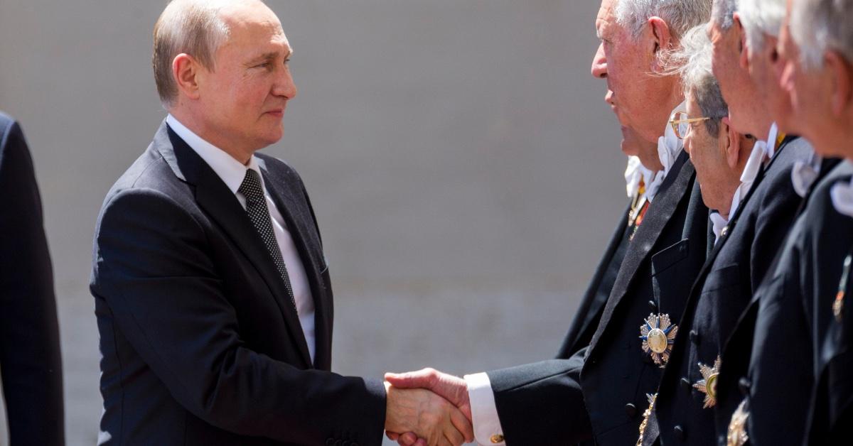 Putin Spotted With Suspected Bruises On Hand