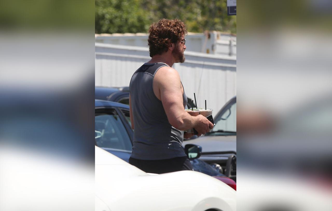 [PICS] Gerard Butler Shows Off Bulging Muscles In A Tank