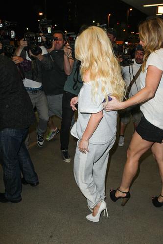 Jessica Slim-pson! Mother-Of-2 Boasts Amazing Body During Coast-To ...