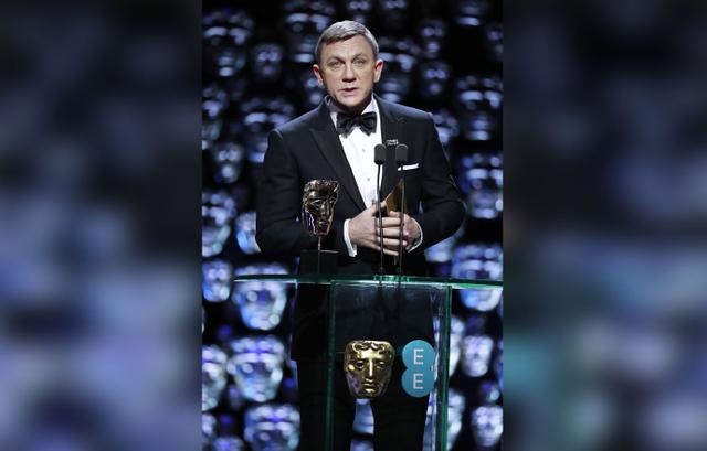 Daniel Craig Flaunts Freaky New Face After Plastic Surgery Disaster