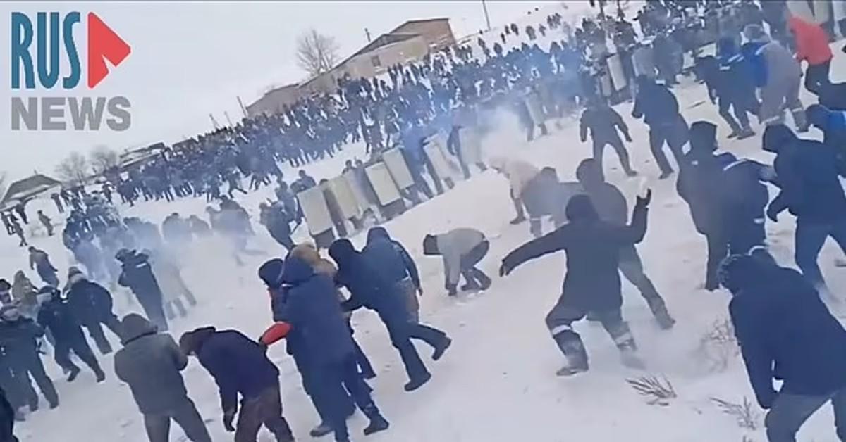 10,000 Protestors Clash in Russia Over the Jailing of an Anti-war Activist