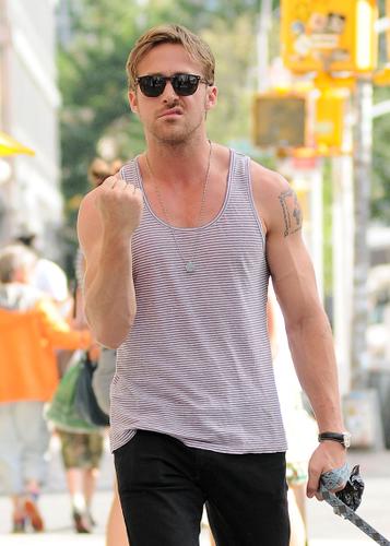 Welcome To The Gun Show! Hollywood's Top 10 Dudes With Seriously Beefy ...