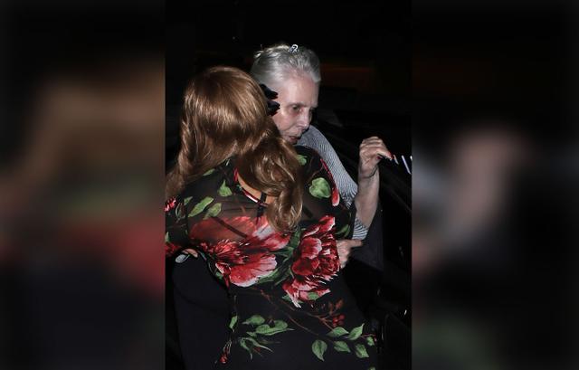 [Pics] Joni Mitchell In Wheelchair -- Singer Suffers Brain Aneurysm
