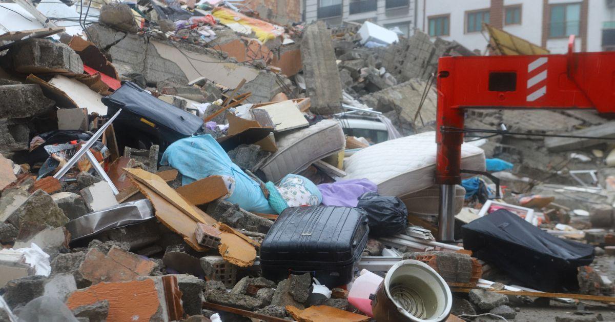 Shocking Video Shows Apartment Building In Turkey Collapse During 7.8 ...