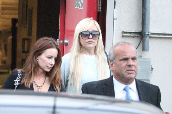 Back On The Scene: Amanda Bynes Spotted Out For The First Time In Three ...