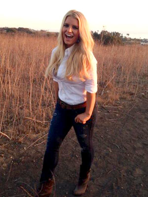 Jessica Simpson Takes It Off! Flaunts Slim New Figure During Commercial ...