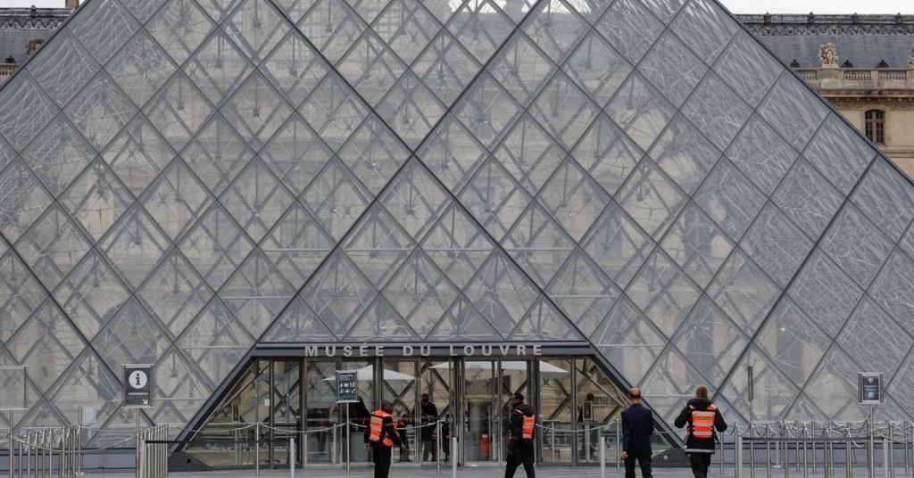 How Masked Thieves Pull Off $100Million Louvre Robbery In 7 Minutes