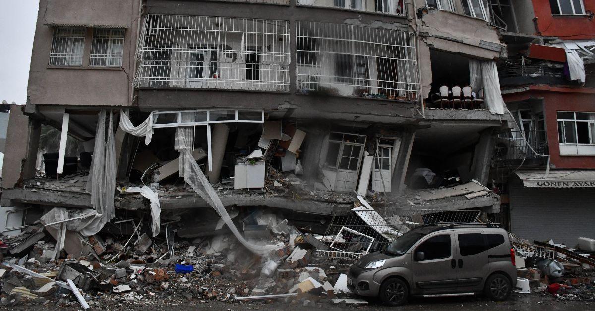 Shocking Video Shows Apartment Building In Turkey Collapse During 7.8 ...