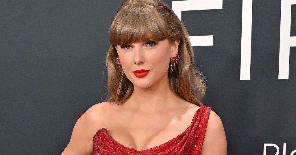 Taylor Swift Fans Suspect Singer Sent Sexy Message to Travis at Grammys