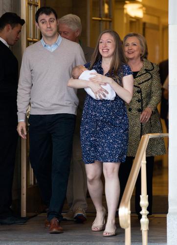 Joyful Bill & Hillary Clinton Pose For Crowds With Daughter And New ...