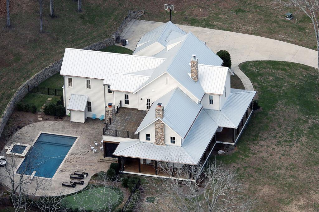 Miley Cyrus Liam Hemsworth Buy Tennessee Farmhouse