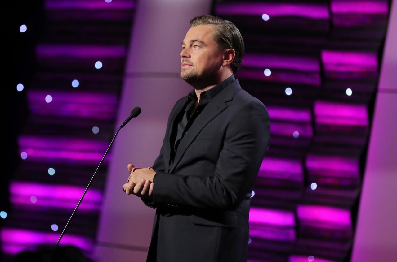 15 Celebs Who Enjoy Vaping
