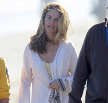 Maria Shriver & Friends Take A Walk On The Beach