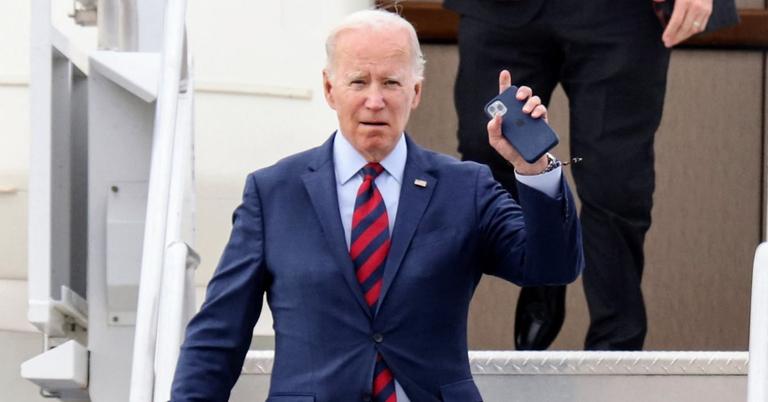 Joe Biden Mocked After Spelling Out 'Dot' In Teleprompter Blunder Joe Biden Mocked After Spelling Out 'Dot' In Teleprompter Blunder
