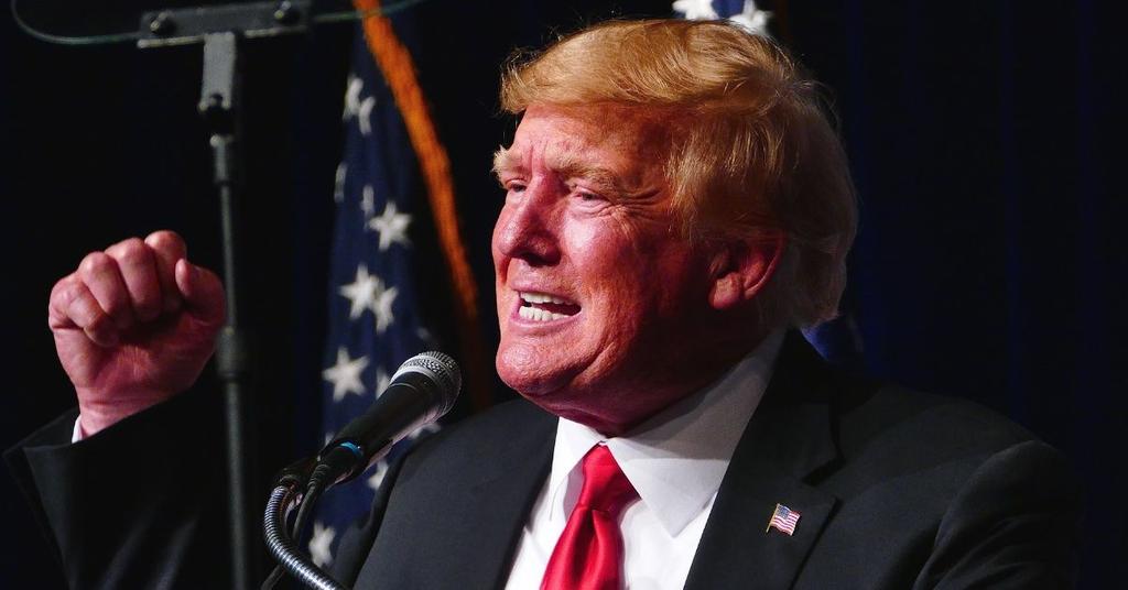 First Photo: Agent With Machine Gun Photographed Outside Of Trump's Mar ...