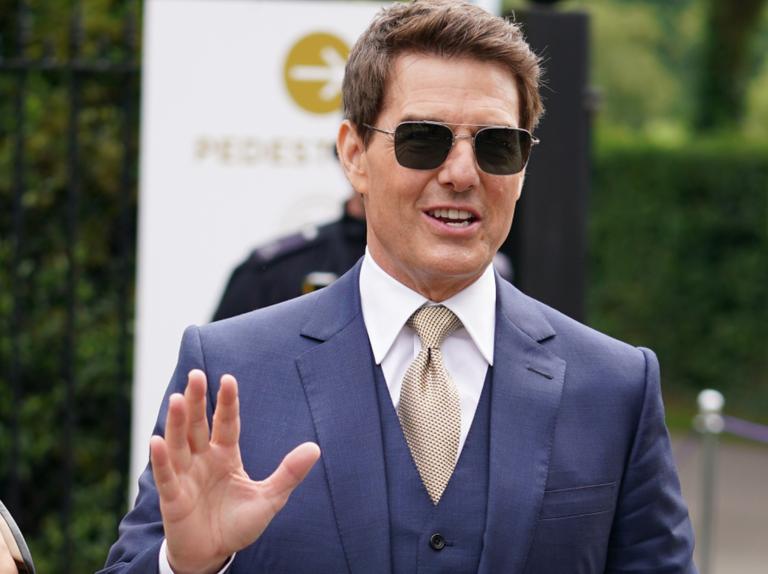 Tom Cruise Poses With Cops After Thieves Steal His Car & All The ...