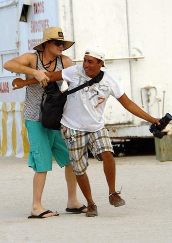 When Celebrities ATTACK! 14 Notorious Hollywood Vs. The Paparazzi Incidents