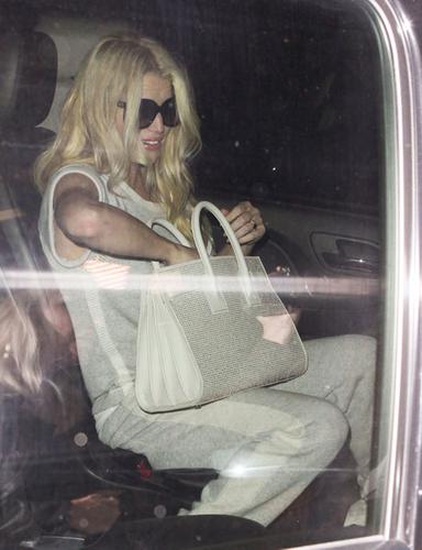 Jessica Slim-pson! Mother-Of-2 Boasts Amazing Body During Coast-To ...