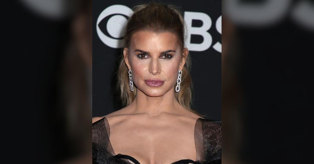 Jessica Simpson's Friends Urge Singer To Tone It Down At MTV VMAs