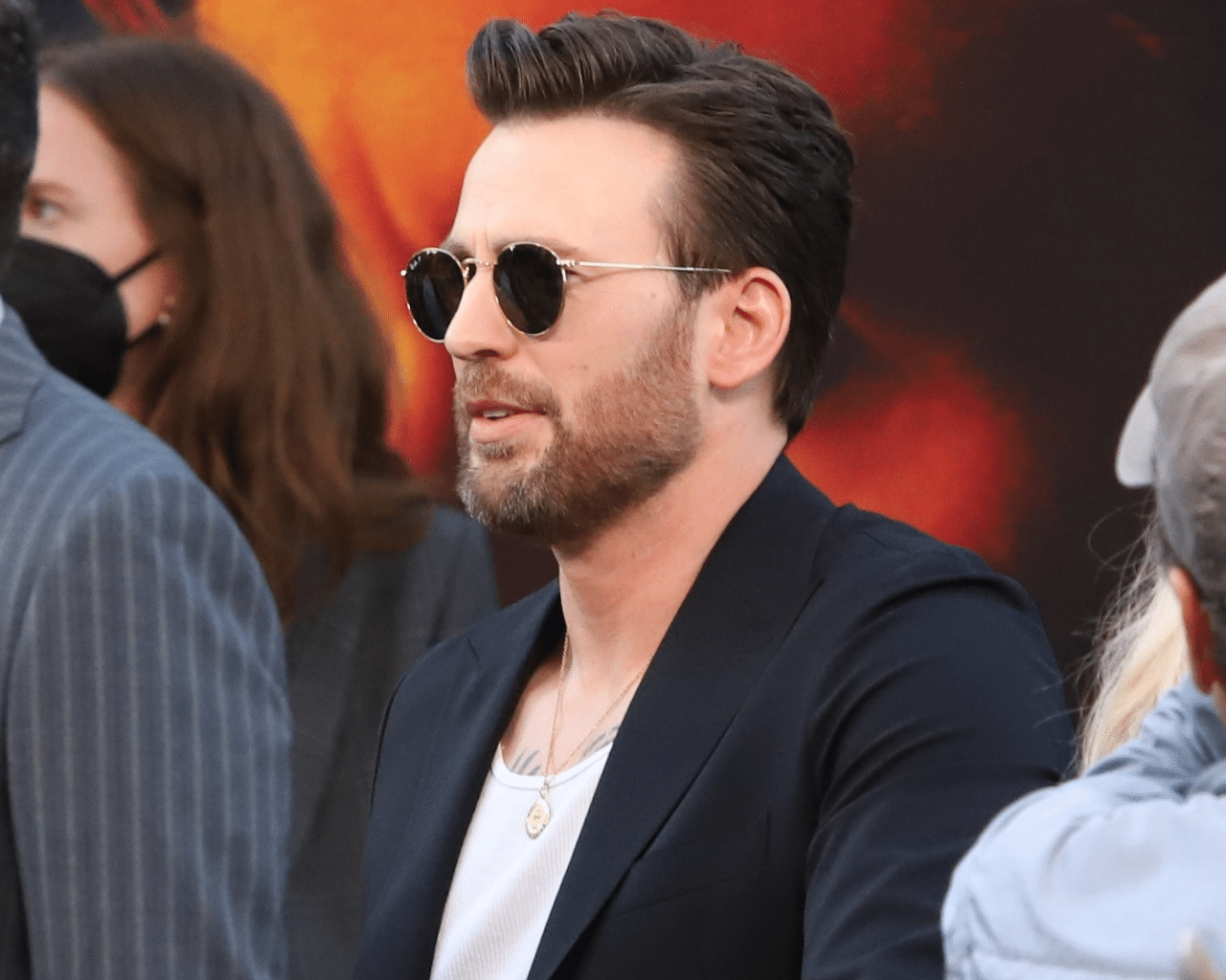 Chris Evans & Alba Baptista Pack On PDA