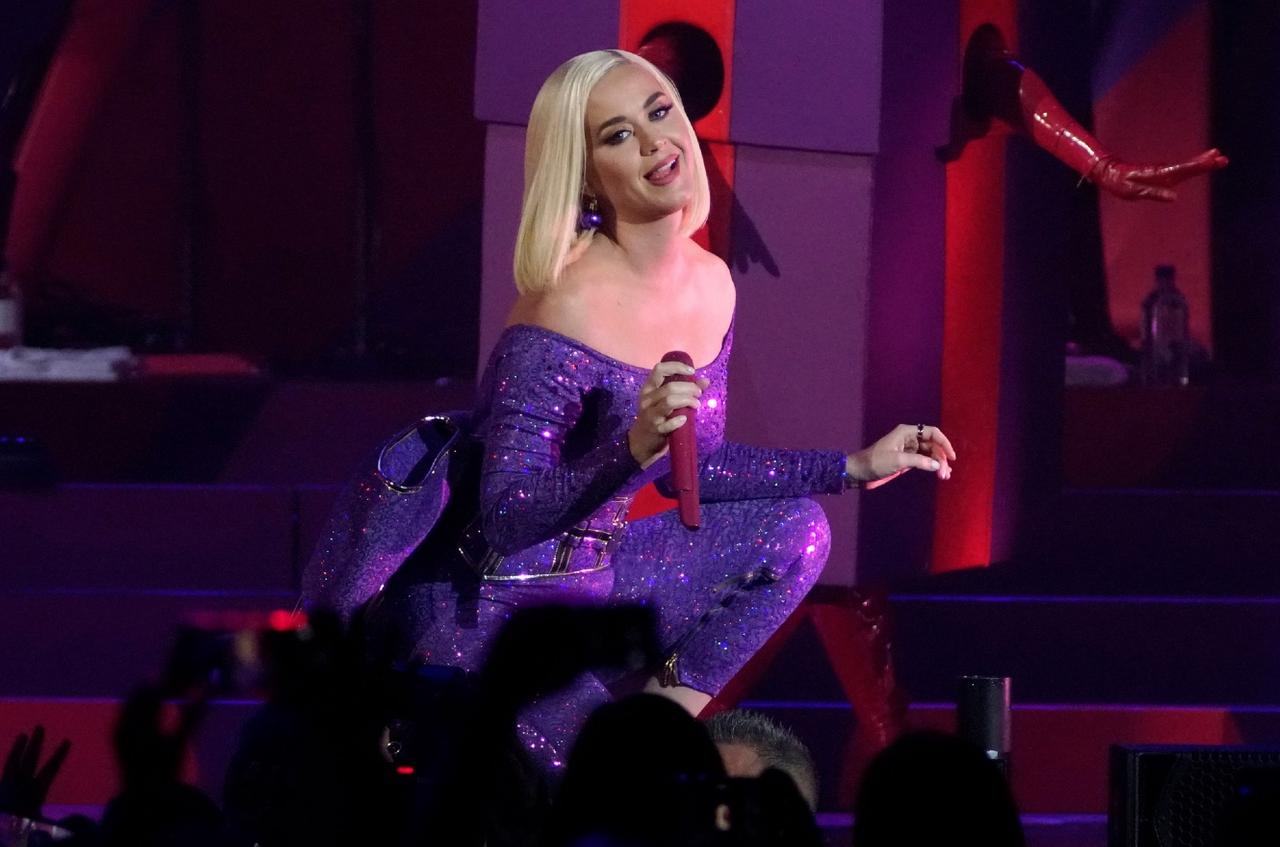 15 Celebs Who Enjoy Vaping