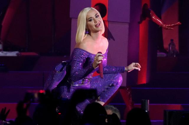 15 Celebs Who Enjoy Vaping