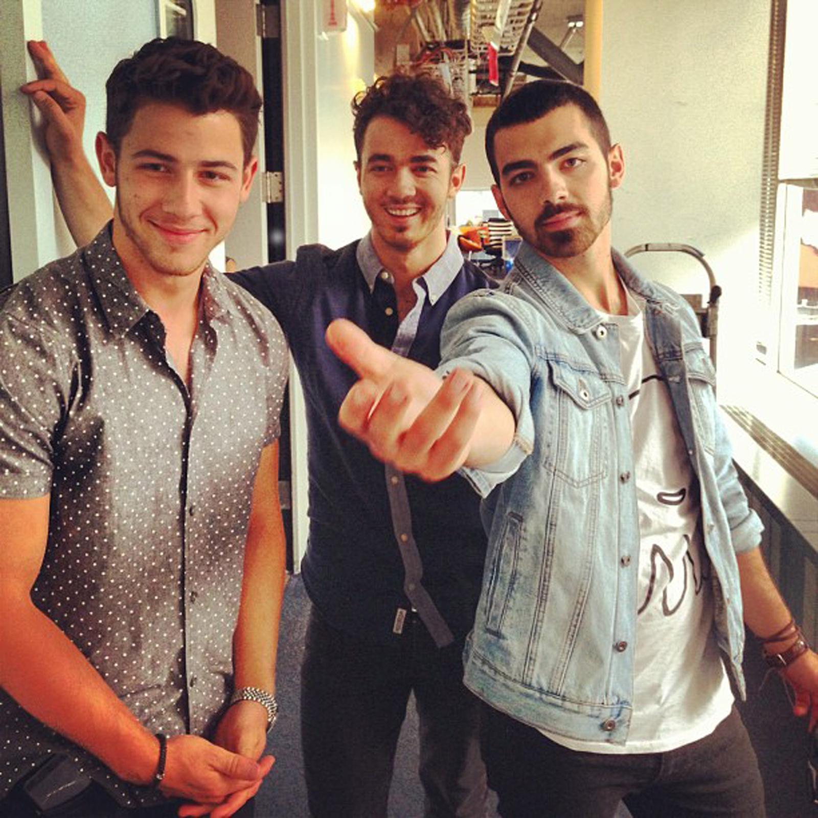 Celebrity Twitter Pics Of The Week! The Good, The Bad & The Outrageous