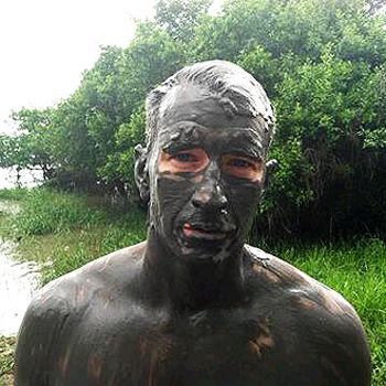 Anderson Cooper Tweets Muddy, Shirtless Pic Of Himself