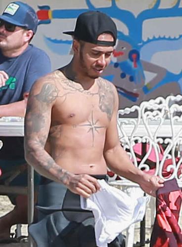Buff Lewis Hamilton Shows Off What Shirtless SHOULD Look Like In Mexico