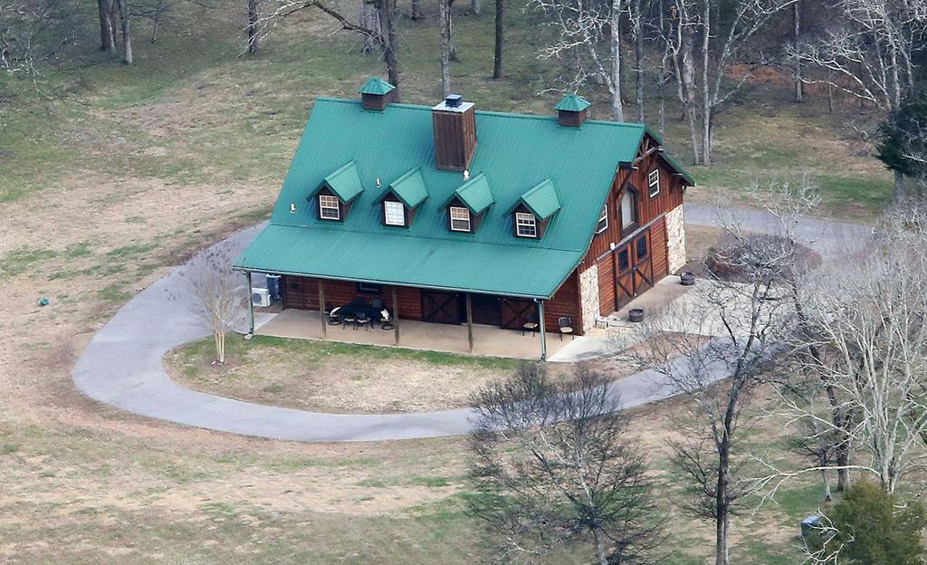 Miley Cyrus Liam Hemsworth Buy Tennessee Farmhouse