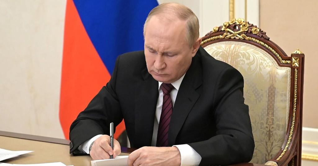 Putin 'Terrified Of Assassination' As Russian Forces Retreat From Ukraine