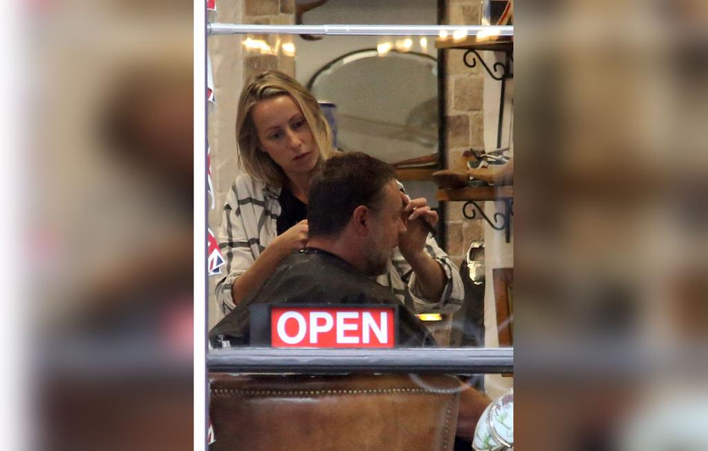 [PICS] Russell Crowe Weight Gain -- Actor Looks Fat At The Gym