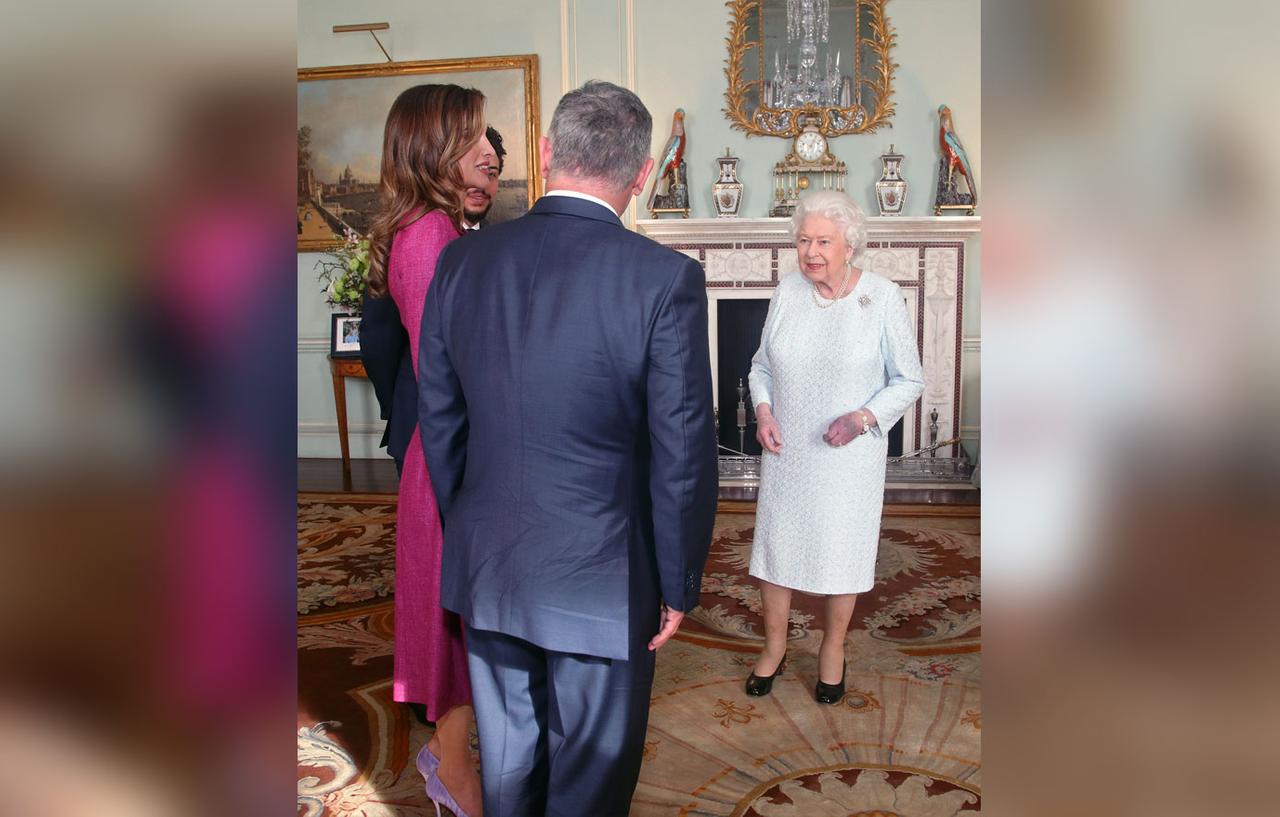 Queen Elizabeth Shows Off Bruised, Purple Hand In Scary New Photos