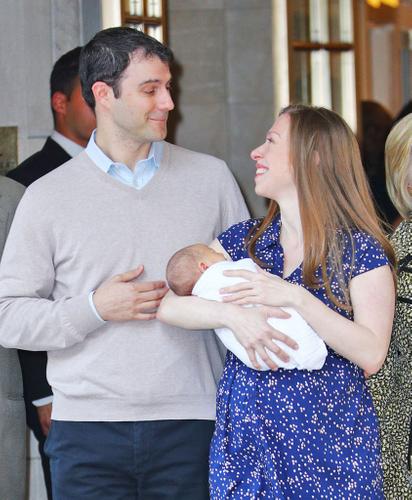 Joyful Bill & Hillary Clinton Pose For Crowds With Daughter And New ...