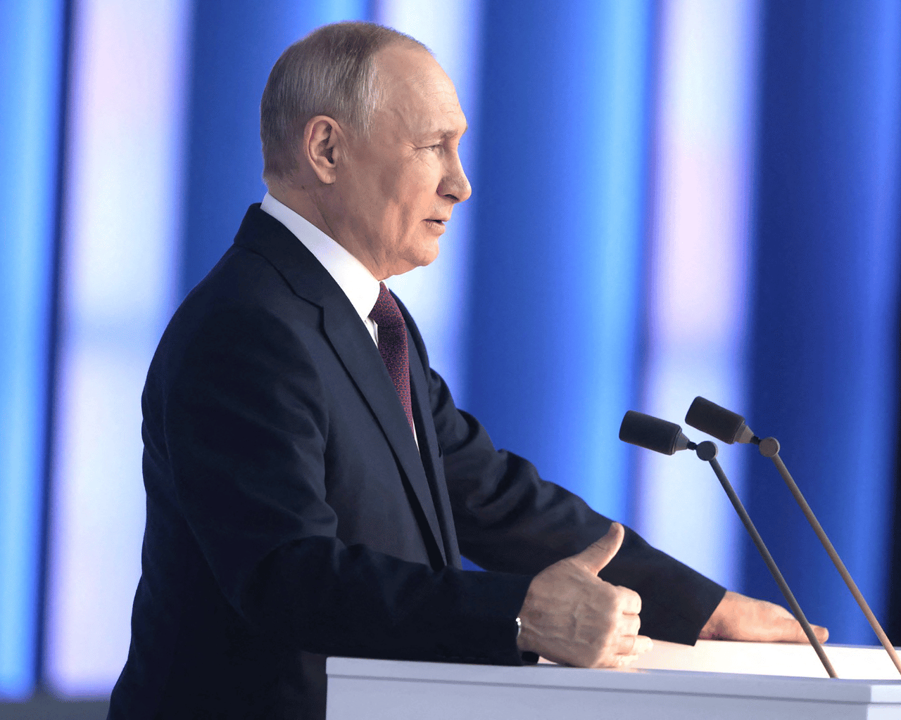 'Paranoid' Vladimir Putin Gives Bizarre Speech 60 Feet Away From ...