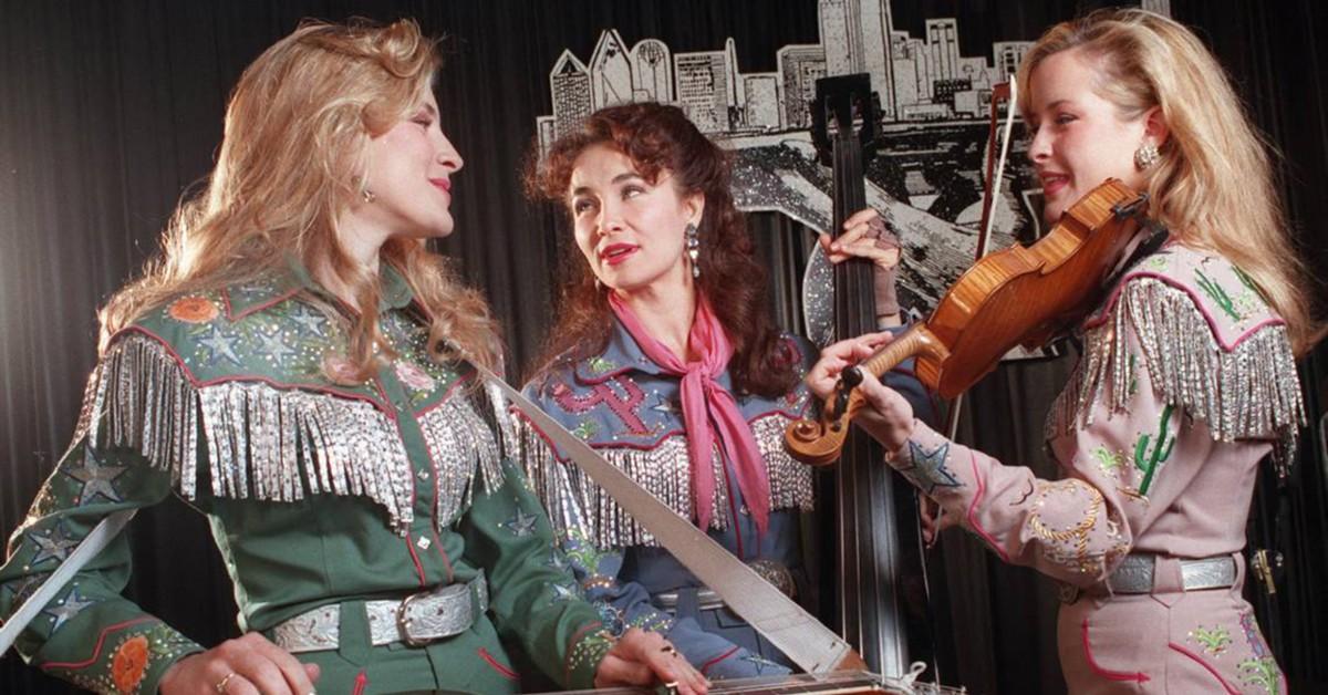 'The Chicks' Emily Strayer and Martie Maguire 'Regret' Replacing Laura ...