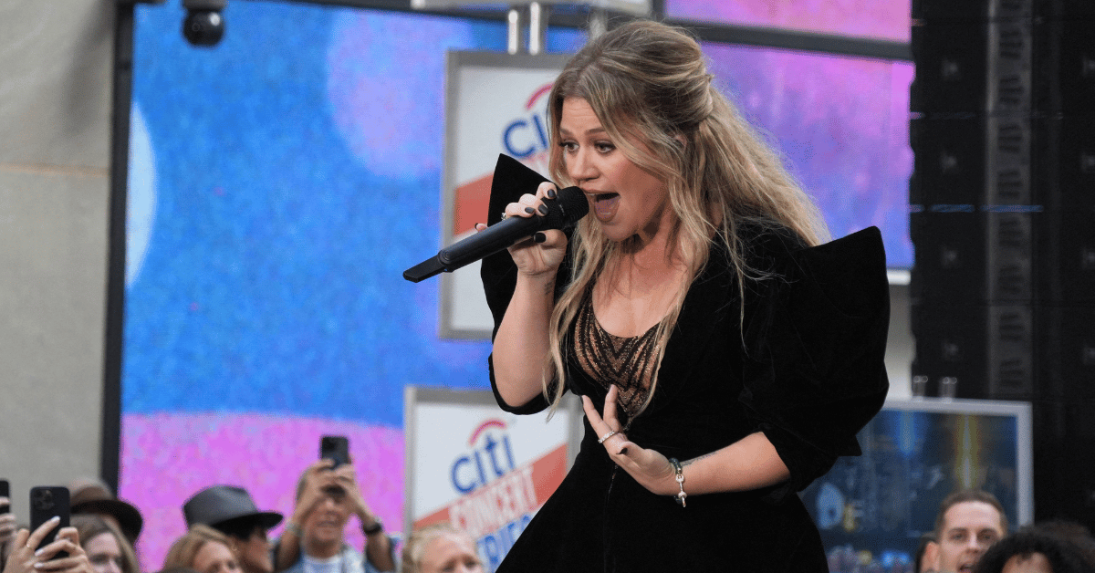 Kelly Clarkson's 'Barefoot Habit' Causes Tension Behind the Scenes of ...