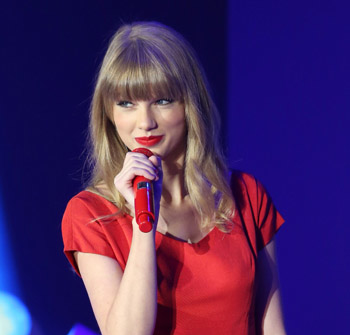 Taylor Swift Talks 'Toxic' Love And Why She Doesn't Want To 'Wear The ...