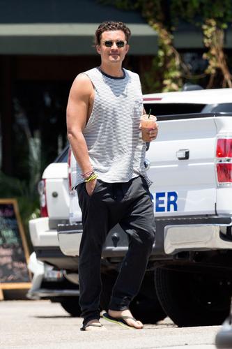 Orlando Bloom Puts On A Gun Show In A Tight Tank Top, Flaunts Workout ...