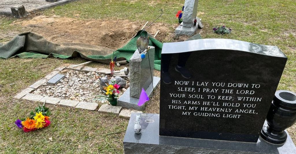 PHOTOS: Stephen Smith's Body Exhumed To Perform A Second Autopsy