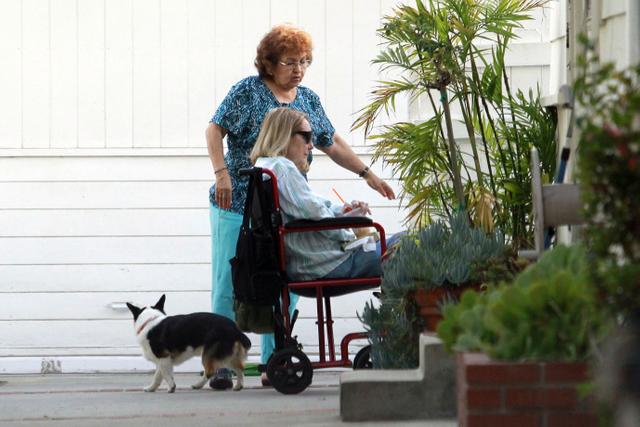 [Pics] Teri Garr Battles Multiple Sclerosis