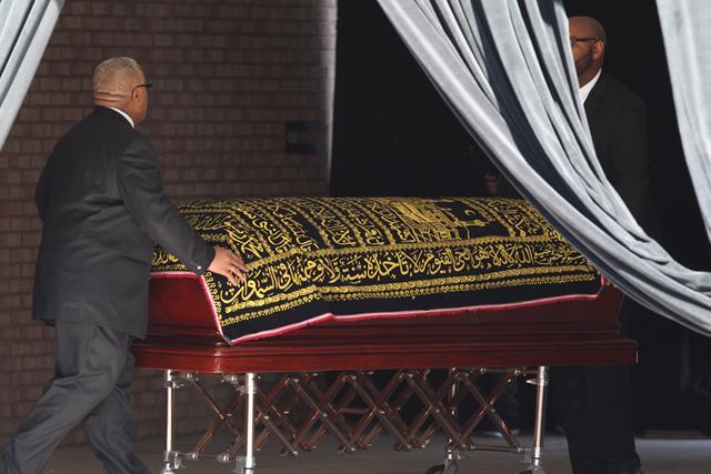Muhammad Ali Funeral: See His Coffin & The Family's Sorrow