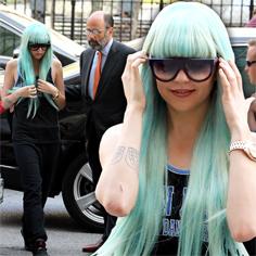 Feeling Blue? Amanda Bynes Dons Aqua Wig At Court Date For Bong-Tossing ...