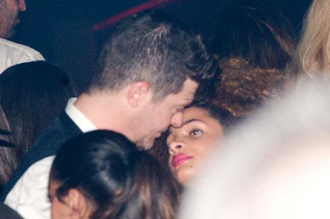 Robin Gets In The Thicke Of It With A Mystery Woman