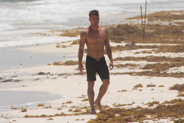 Still Hot AT 40! Shirtless Ryan Phillippe Flaunts His Buff Bod In ...