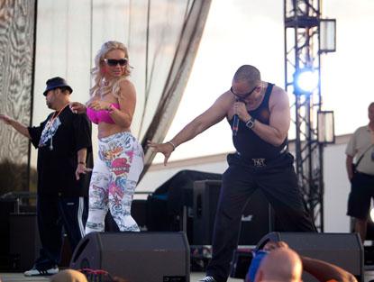 Coco Joins Ice-T On The Stage In Pontiac, Michigan At The Motors And ...