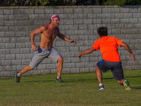 48 & Looking Great! Birthday Boy Tim McGraw Defies Age With Eight-Pack ...